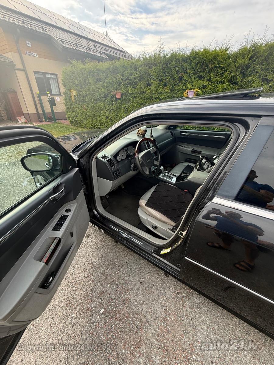 Melns Chrysler 300C 2006 Tallina, ar dzinēja tilpumu 3.00 L un nobraukumu 354 tūkst. km par 6000 €, foto 10 vietnē AUTOMOTO.COM.LV