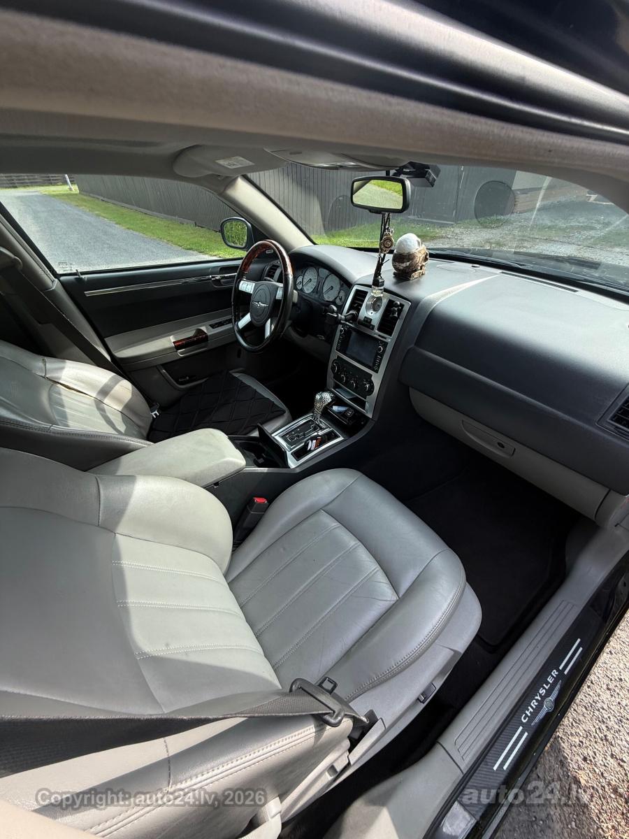 Melns Chrysler 300C 2006 Tallina, ar dzinēja tilpumu 3.00 L un nobraukumu 354 tūkst. km par 6000 €, foto 11 vietnē AUTOMOTO.COM.LV