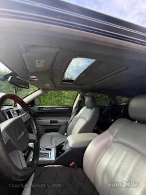 Melns Chrysler 300C 2006 Tallina, ar dzinēja tilpumu 3.00 L un nobraukumu 354 tūkst. km par 6000 €, foto 14 vietnē AUTOMOTO.COM.LV