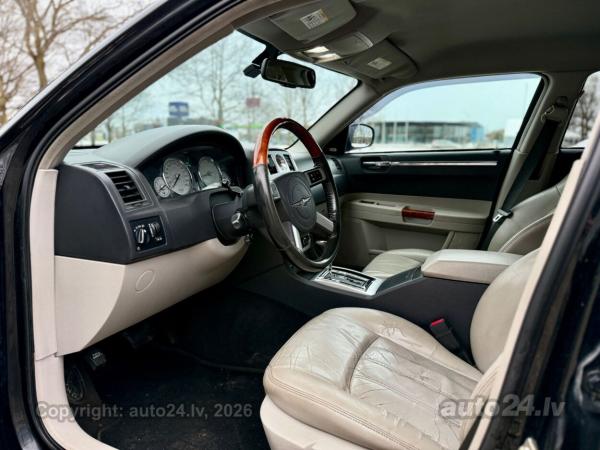 Melns Chrysler 300C 2007 Tallina, ar dzinēja tilpumu 3.00 L un nobraukumu 400 tūkst. km par 3500 €, foto 7 vietnē AUTOMOTO.COM.LV