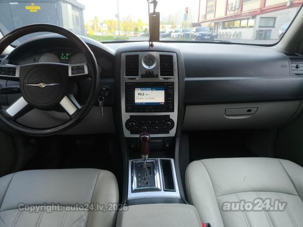 Black Chrysler 300C 2007 in Tallinn, with an engine capacity of 3.00 L and mileage of 290 thousand km for 2999 €, photo 9 on AUTOMOTO.COM.LV