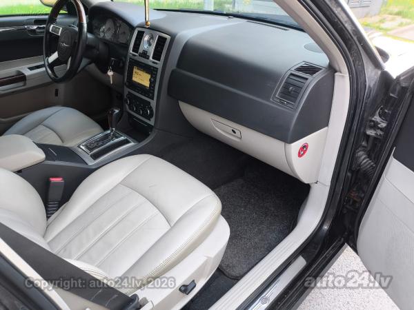 Black Chrysler 300C 2007 in Tallinn, with an engine capacity of 3.00 L and mileage of 290 thousand km for 2999 €, photo 10 on AUTOMOTO.COM.LV