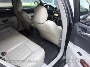 Melns Chrysler 300C 2007 Tallina, ar dzinēja tilpumu 3.00 L un nobraukumu 290 tūkst. km par 2999 €, foto 14 vietnē AUTOMOTO.COM.LV