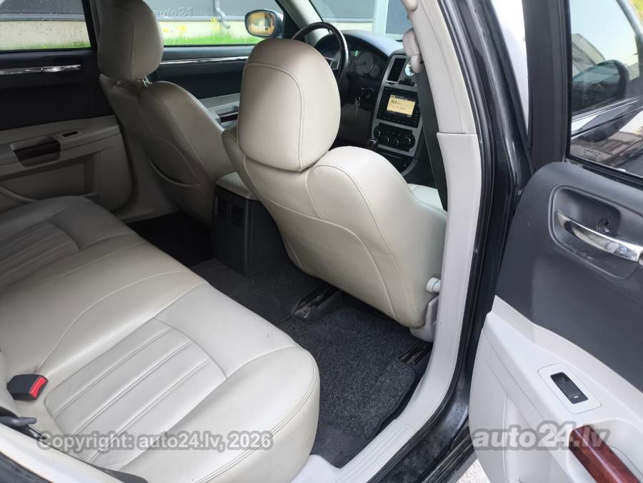 Melns Chrysler 300C 2007 Tallina, ar dzinēja tilpumu 3.00 L un nobraukumu 290 tūkst. km par 2999 €, foto 14 vietnē AUTOMOTO.COM.LV