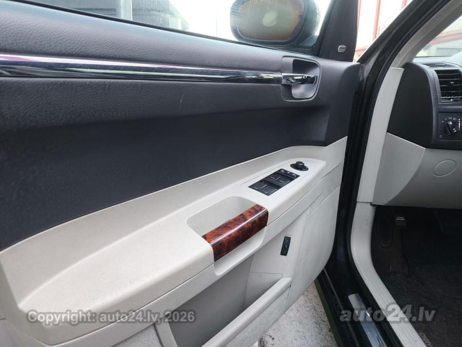 Melns Chrysler 300C 2007 Tallina, ar dzinēja tilpumu 3.00 L un nobraukumu 290 tūkst. km par 2999 €, foto 15 vietnē AUTOMOTO.COM.LV
