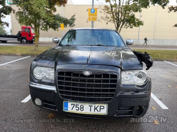 Melns Chrysler 300C 2007 Tallina, ar dzinēja tilpumu 3.00 L un nobraukumu 369 tūkst. km par 990 €, foto 2 vietnē AUTOMOTO.COM.LV