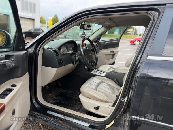 Melns Chrysler 300C 2007 Tallina, ar dzinēja tilpumu 3.00 L un nobraukumu 369 tūkst. km par 990 €, foto 8 vietnē AUTOMOTO.COM.LV