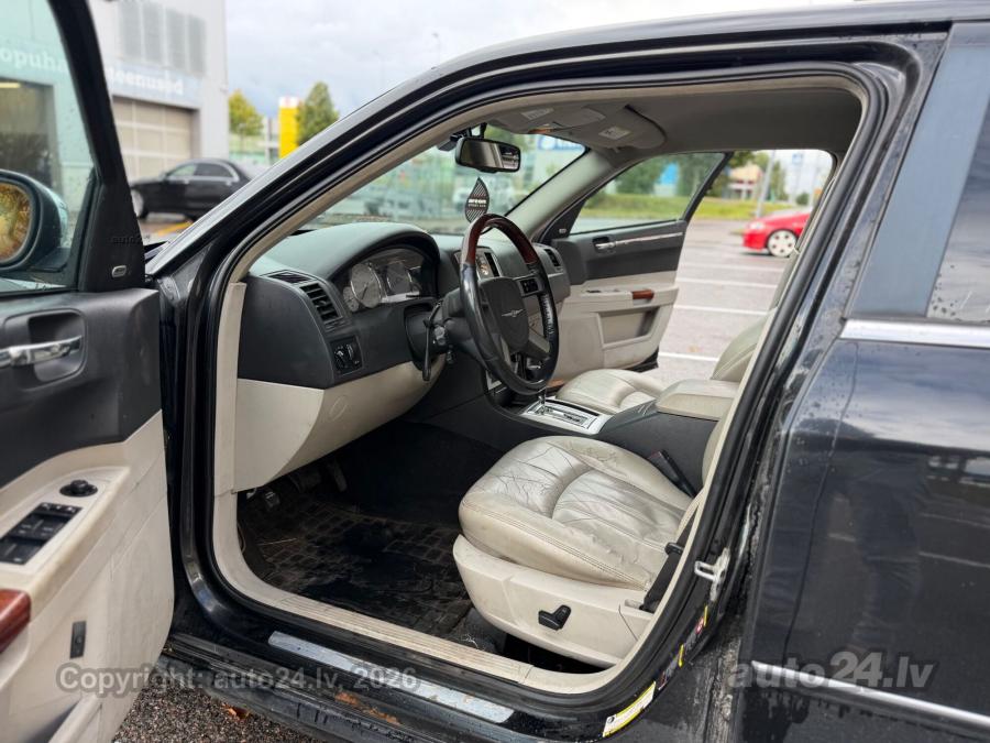 Melns Chrysler 300C 2007 Tallina, ar dzinēja tilpumu 3.00 L un nobraukumu 369 tūkst. km par 990 €, foto 9 vietnē AUTOMOTO.COM.LV