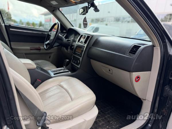 Melns Chrysler 300C 2007 Tallina, ar dzinēja tilpumu 3.00 L un nobraukumu 369 tūkst. km par 990 €, foto 9 vietnē AUTOMOTO.COM.LV