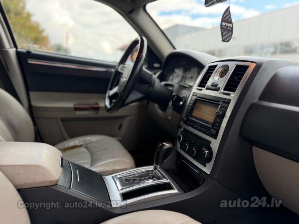 Melns Chrysler 300C 2007 Tallina, ar dzinēja tilpumu 3.00 L un nobraukumu 369 tūkst. km par 990 €, foto 10 vietnē AUTOMOTO.COM.LV