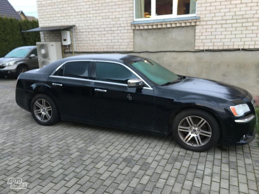 Melns Chrysler 300C 2013 Mažeikiai, ar dzinēja tilpumu 3.00 L un nobraukumu 214 tūkst. km par 6150 €, foto 1 vietnē AUTOMOTO.COM.LV