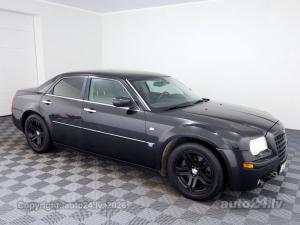 Melns Chrysler 300C 2004 Tallina, ar dzinēja tilpumu 5.70 L un nobraukumu 311 tūkst. km par 2999 €, foto  vietnē AUTOMOTO.COM.LV