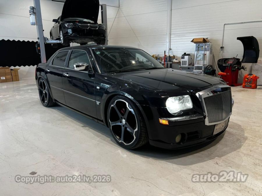 Melns Chrysler 300C 2005 Tallina, ar dzinēja tilpumu 5.70 L un nobraukumu 88 tūkst. km par 8700 €, foto 1 vietnē AUTOMOTO.COM.LV