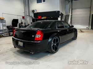 Melns Chrysler 300C 2005 Tallina, ar dzinēja tilpumu 5.70 L un nobraukumu 88 tūkst. km par 8700 €, foto 4 vietnē AUTOMOTO.COM.LV