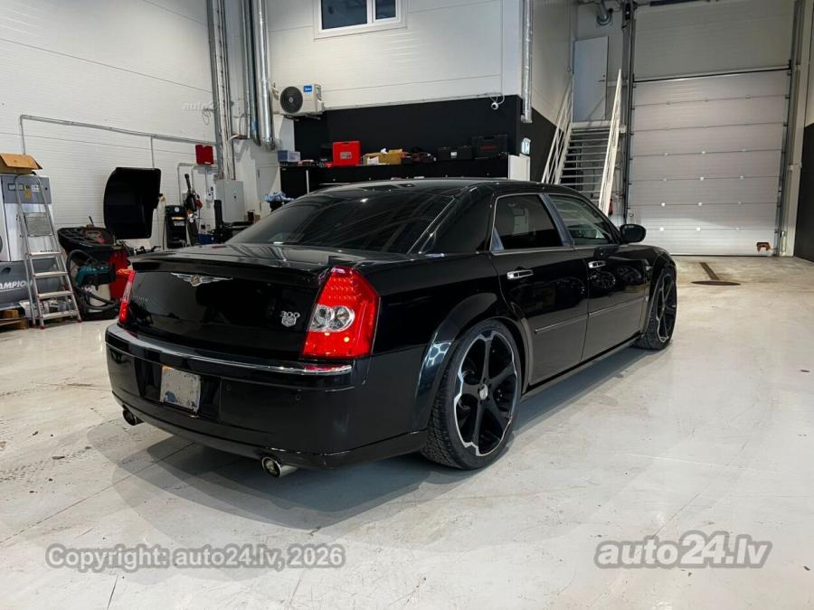 Melns Chrysler 300C 2005 Tallina, ar dzinēja tilpumu 5.70 L un nobraukumu 88 tūkst. km par 8700 €, foto 4 vietnē AUTOMOTO.COM.LV