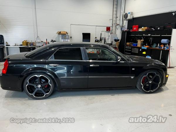 Black Chrysler 300C 2005 in Tallinn, with an engine capacity of 5.70 L and mileage of 88 thousand km for 8700 €, photo 5 on AUTOMOTO.COM.LV