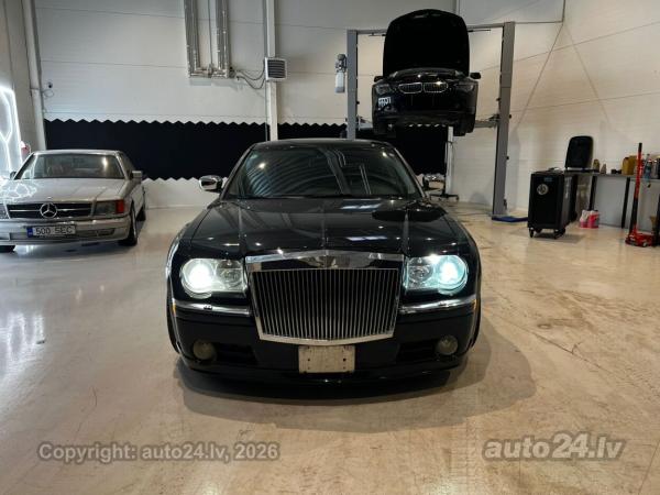 Black Chrysler 300C 2005 in Tallinn, with an engine capacity of 5.70 L and mileage of 88 thousand km for 8700 €, photo 6 on AUTOMOTO.COM.LV