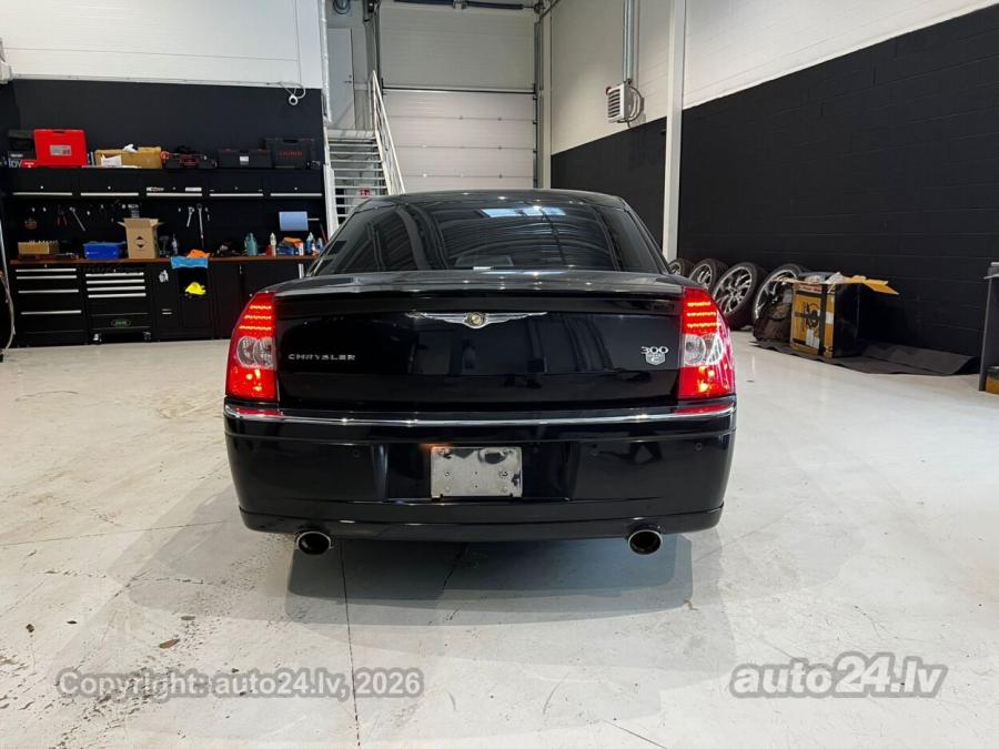 Melns Chrysler 300C 2005 Tallina, ar dzinēja tilpumu 5.70 L un nobraukumu 88 tūkst. km par 8700 €, foto 7 vietnē AUTOMOTO.COM.LV