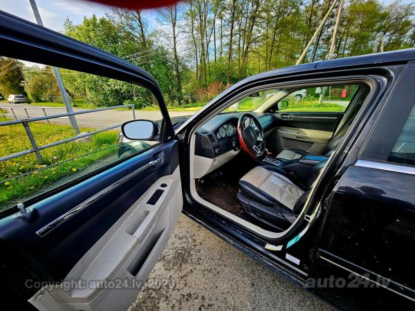 Black Chrysler 300C 2005 in Tallinn, with an engine capacity of 3.50 L and mileage of 274 thousand km for 1700 €, photo 5 on AUTOMOTO.COM.LV
