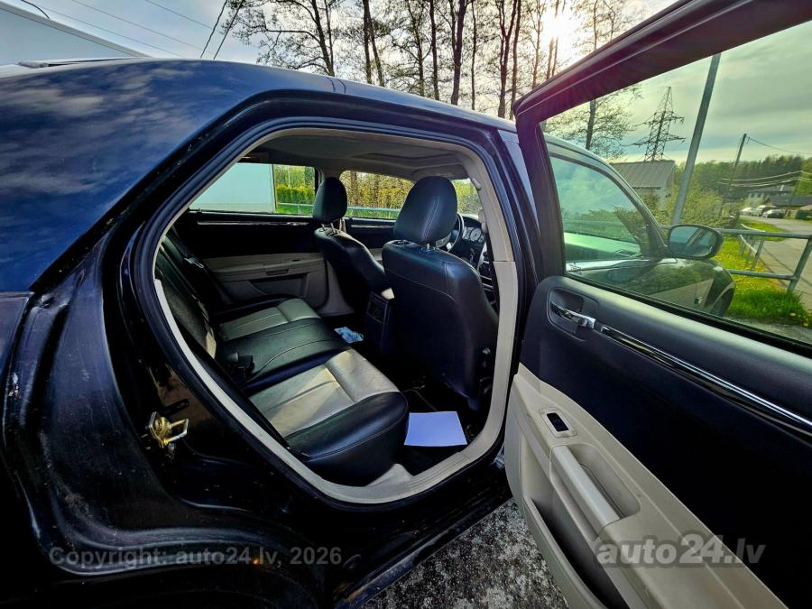 Черный Крайслер 300C 2005 в Таллин, объемом двигателя 3.50 л и пробегом 274 тыс. км за 1700 €, фото 7 на AUTOMOTO.COM.LV
