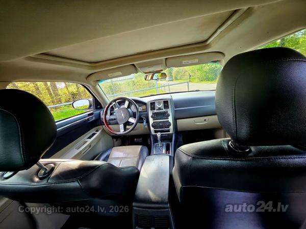 Black Chrysler 300C 2005 in Tallinn, with an engine capacity of 3.50 L and mileage of 274 thousand km for 1700 €, photo 8 on AUTOMOTO.COM.LV