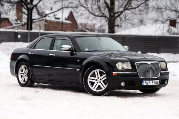 Черный Крайслер 300C 2005 в Елгава, объемом двигателя 3.50 л и пробегом 145 тыс. км за 3700 €, фото 1 на AUTOMOTO.COM.LV
