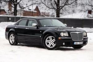 Melns Chrysler 300C 2005 Jelgava, ar dzinēja tilpumu 3.50 L un nobraukumu 145 tūkst. km par 3700 €, foto  vietnē AUTOMOTO.COM.LV