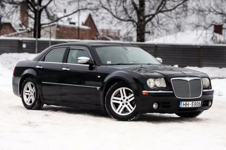 Черный Крайслер 300C 2005 в Елгава, объемом двигателя 3.50 л и пробегом 145 тыс. км за 3700 €, фото 1 на AUTOMOTO.COM.LV