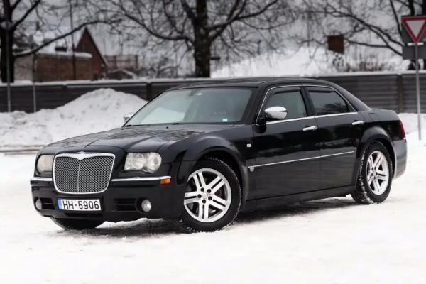 Черный Крайслер 300C 2005 в Елгава, объемом двигателя 3.50 л и пробегом 145 тыс. км за 3700 €, фото 2 на AUTOMOTO.COM.LV