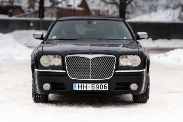 Черный Крайслер 300C 2005 в Елгава, объемом двигателя 3.50 л и пробегом 145 тыс. км за 3700 €, фото 3 на AUTOMOTO.COM.LV