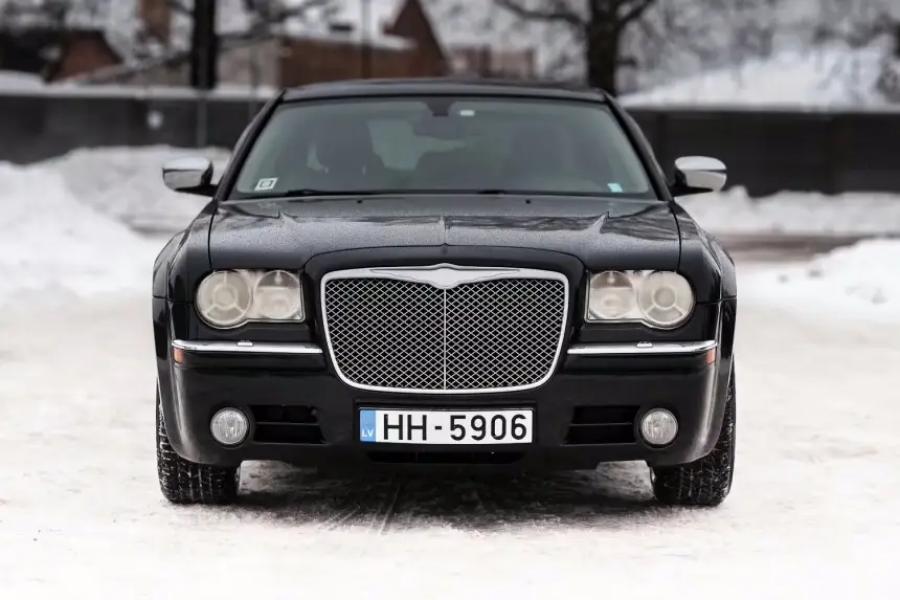 Черный Крайслер 300C 2005 в Елгава, объемом двигателя 3.50 л и пробегом 145 тыс. км за 3700 €, фото 4 на AUTOMOTO.COM.LV