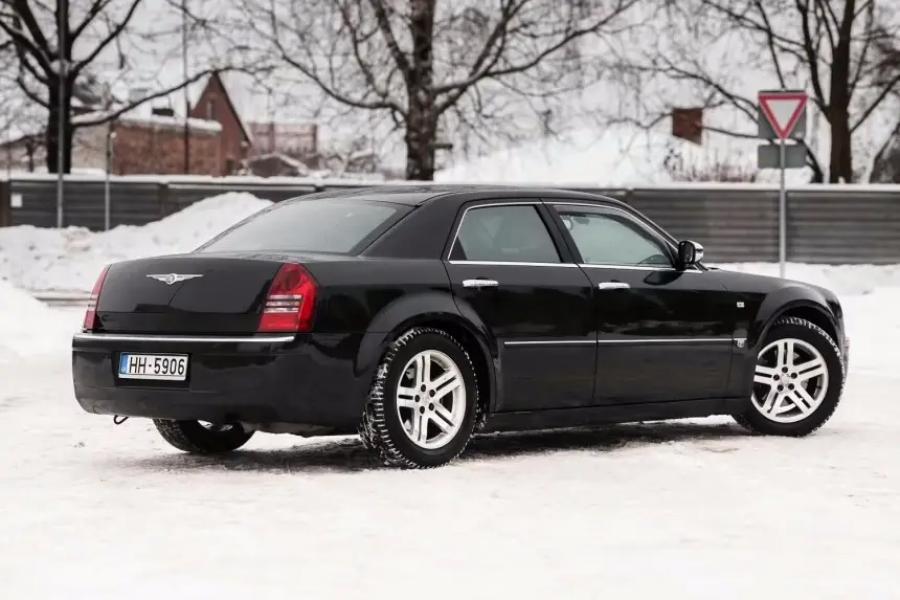 Черный Крайслер 300C 2005 в Елгава, объемом двигателя 3.50 л и пробегом 145 тыс. км за 3700 €, фото 5 на AUTOMOTO.COM.LV
