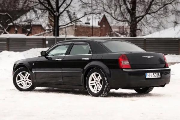 Черный Крайслер 300C 2005 в Елгава, объемом двигателя 3.50 л и пробегом 145 тыс. км за 3700 €, фото 5 на AUTOMOTO.COM.LV