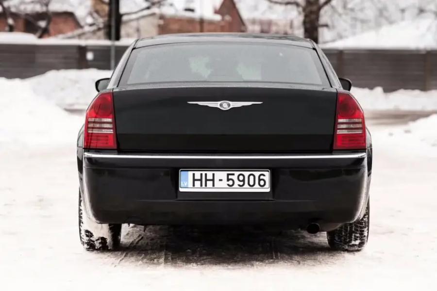 Черный Крайслер 300C 2005 в Елгава, объемом двигателя 3.50 л и пробегом 145 тыс. км за 3700 €, фото 7 на AUTOMOTO.COM.LV