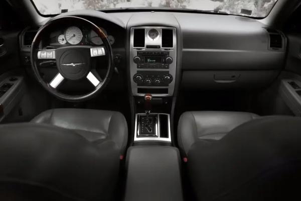 Черный Крайслер 300C 2005 в Елгава, объемом двигателя 3.50 л и пробегом 145 тыс. км за 3700 €, фото 7 на AUTOMOTO.COM.LV