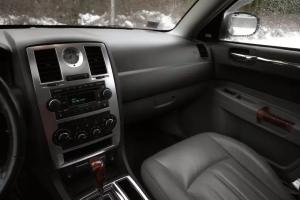 Черный Крайслер 300C 2005 в Елгава, объемом двигателя 3.50 л и пробегом 145 тыс. км за 3700 €, фото 9 на AUTOMOTO.COM.LV