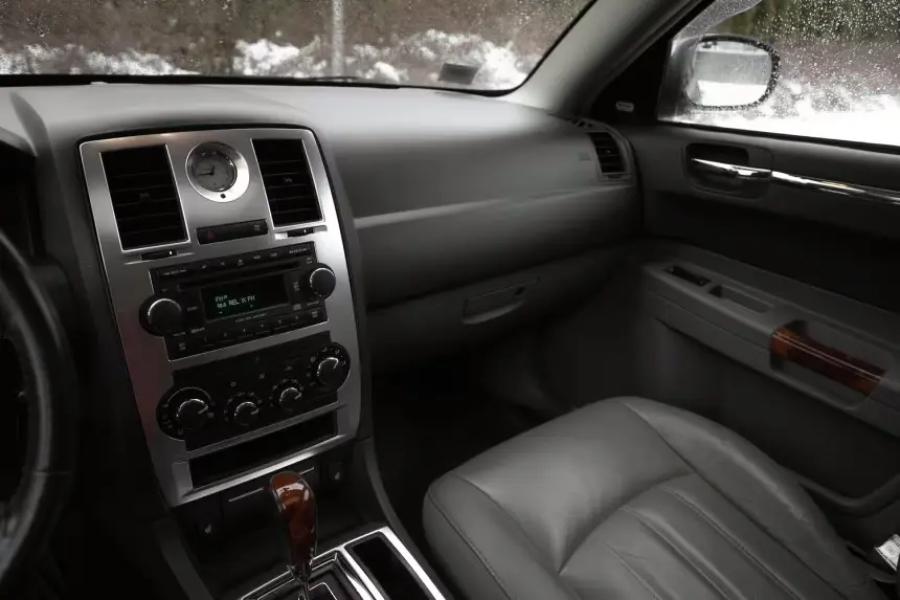 Черный Крайслер 300C 2005 в Елгава, объемом двигателя 3.50 л и пробегом 145 тыс. км за 3700 €, фото 9 на AUTOMOTO.COM.LV
