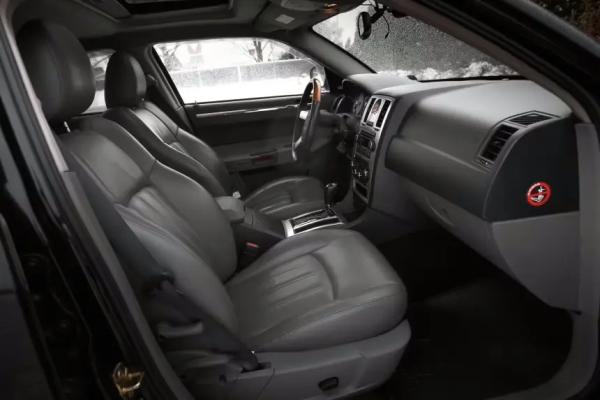 Черный Крайслер 300C 2005 в Елгава, объемом двигателя 3.50 л и пробегом 145 тыс. км за 3700 €, фото 9 на AUTOMOTO.COM.LV