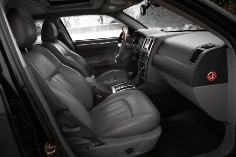 Черный Крайслер 300C 2005 в Елгава, объемом двигателя 3.50 л и пробегом 145 тыс. км за 3700 €, фото 10 на AUTOMOTO.COM.LV