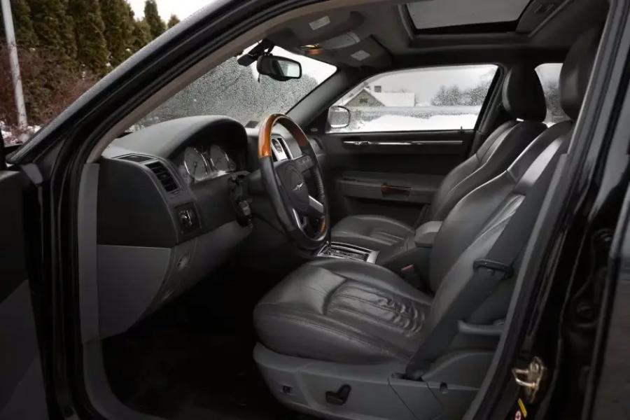 Черный Крайслер 300C 2005 в Елгава, объемом двигателя 3.50 л и пробегом 145 тыс. км за 3700 €, фото 11 на AUTOMOTO.COM.LV