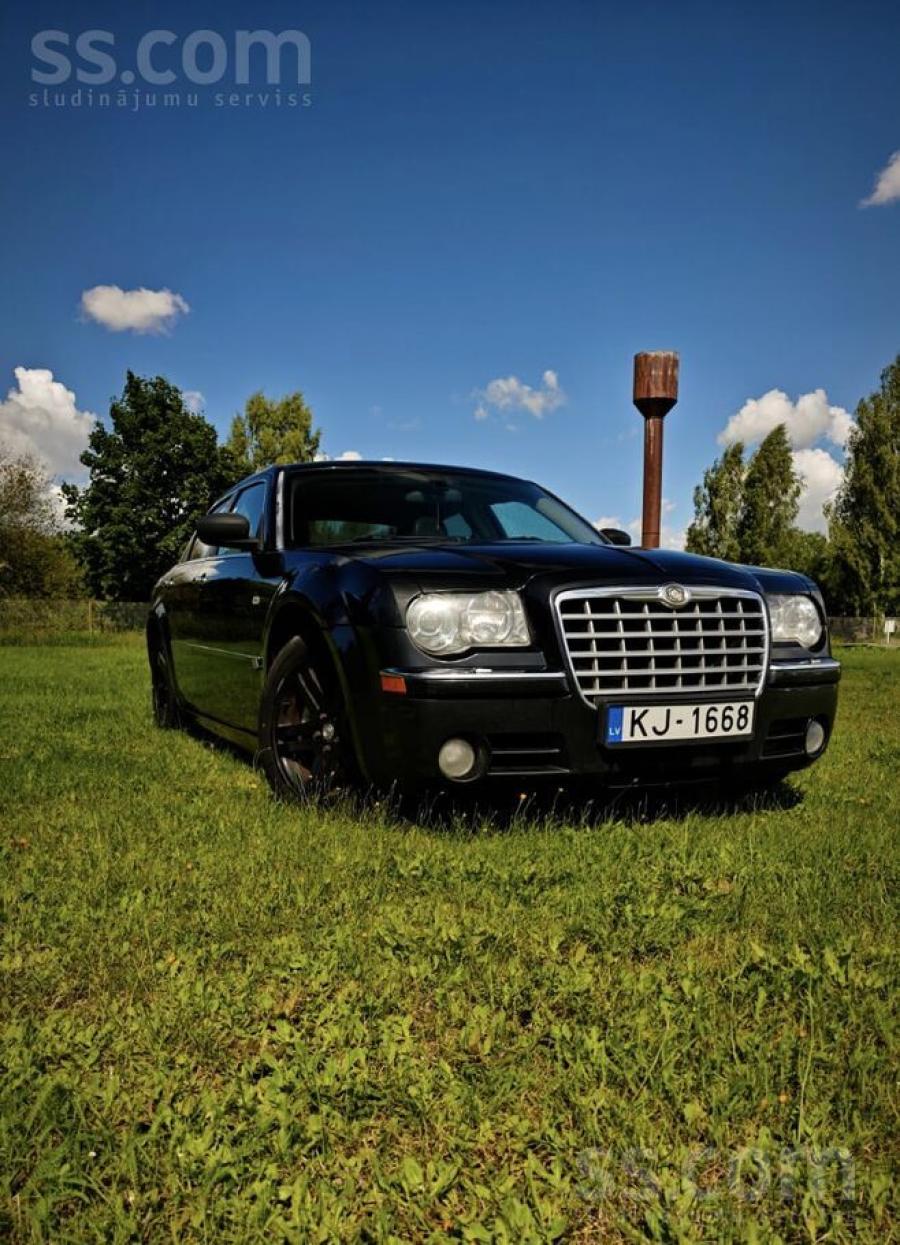 Black Chrysler 300C 2005 in Riga, with an engine capacity of 3.50 L and mileage of 327 thousand km for 2100 €, photo 1 on AUTOMOTO.COM.LV