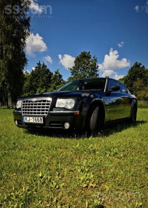 Black Chrysler 300C 2005 in Riga, with an engine capacity of 3.50 L and mileage of 327 thousand km for 2100 €, photo 3 on AUTOMOTO.COM.LV