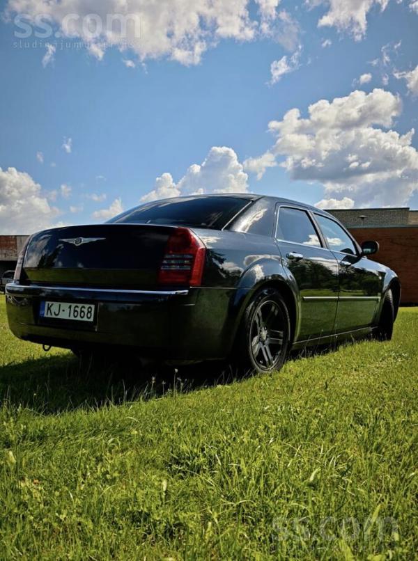 Черный Крайслер 300C 2005 в Рига, объемом двигателя 3.50 л и пробегом 327 тыс. км за 2100 €, фото 3 на AUTOMOTO.COM.LV