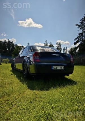 Black Chrysler 300C 2005 in Riga, with an engine capacity of 3.50 L and mileage of 327 thousand km for 2100 €, photo 5 on AUTOMOTO.COM.LV