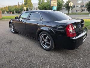 Melns Chrysler 300C 2005 Panevēža, ar dzinēja tilpumu 2.74 L un nobraukumu 250 tūkst. km par 3300 €, foto 3 vietnē AUTOMOTO.COM.LV