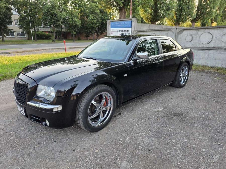 Melns Chrysler 300C 2005 Panevēža, ar dzinēja tilpumu 2.74 L un nobraukumu 250 tūkst. km par 3300 €, foto 4 vietnē AUTOMOTO.COM.LV