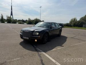 Черный Крайслер 300C 2005 в Рига, объемом двигателя 3.50 л и пробегом 320 тыс. км за 2349 €, фото  на AUTOMOTO.COM.LV