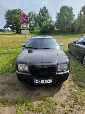 Black Chrysler 300C 2006 in Liepaja, with an engine capacity of 3.00 L and mileage of 353 thousand km for 1500 €, photo 2 on AUTOMOTO.COM.LV