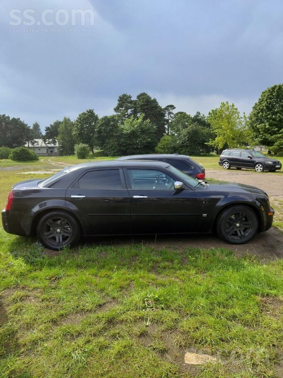 Black Chrysler 300C 2006 in Liepaja, with an engine capacity of 3.00 L and mileage of 353 thousand km for 1500 €, photo 3 on AUTOMOTO.COM.LV