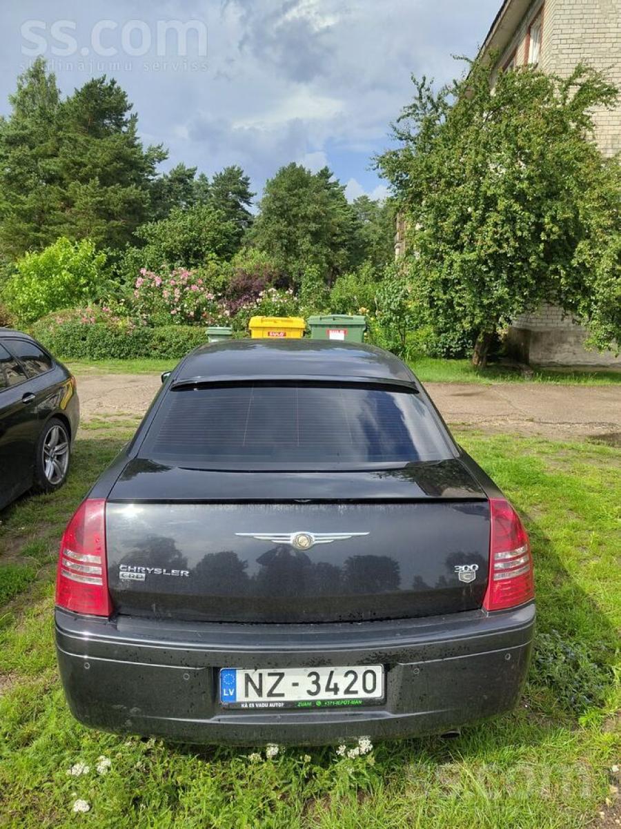 Black Chrysler 300C 2006 in Liepaja, with an engine capacity of 3.00 L and mileage of 353 thousand km for 1500 €, photo 4 on AUTOMOTO.COM.LV